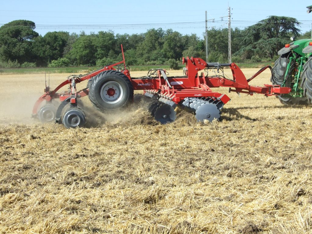Jean de Bru : Déchaumage rapide avec le Megadisc - AGRICULTURE ET ...